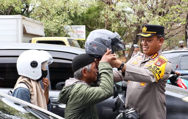 Hari Pertama Operasi Zebra, Pembagian Helm dan Edukasi - KabarMakassar.com