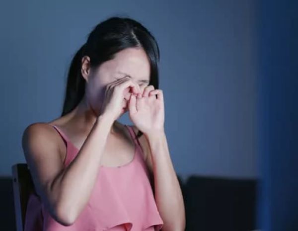 Hati-Hati Sering Mengucek Mata Ternyata Bisa Berbahaya! - KabarMakassar.com